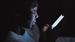 2 Apps to Alert You When Holding the Phone Too Close to Eyes